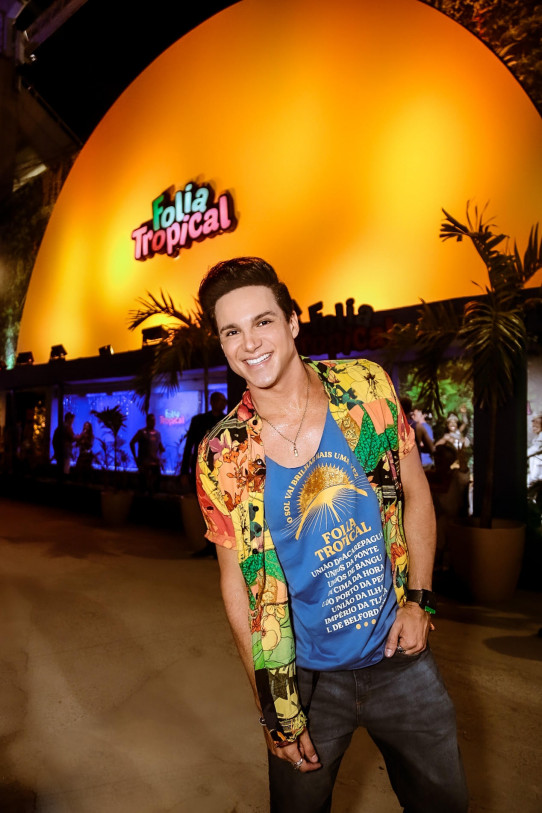 O sol nasceu mais um uma vez na Sapucaí para o arquiteto campista Rodrigo abrindo aboca para ...