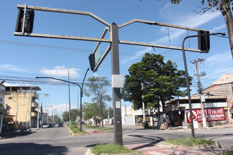 Postes e semáforos apresentam riscos Folha1 - Geral