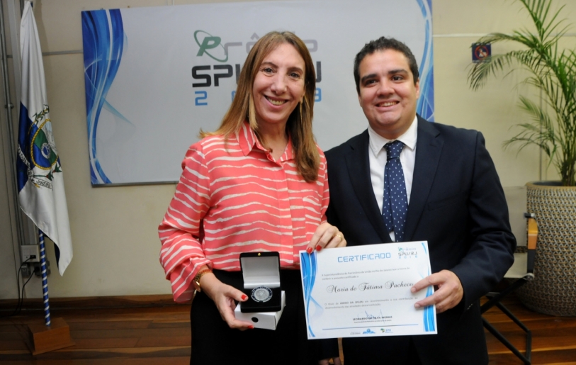 Fátima Pacheco recebe homenagem Folha1 - NaCurvadoRio