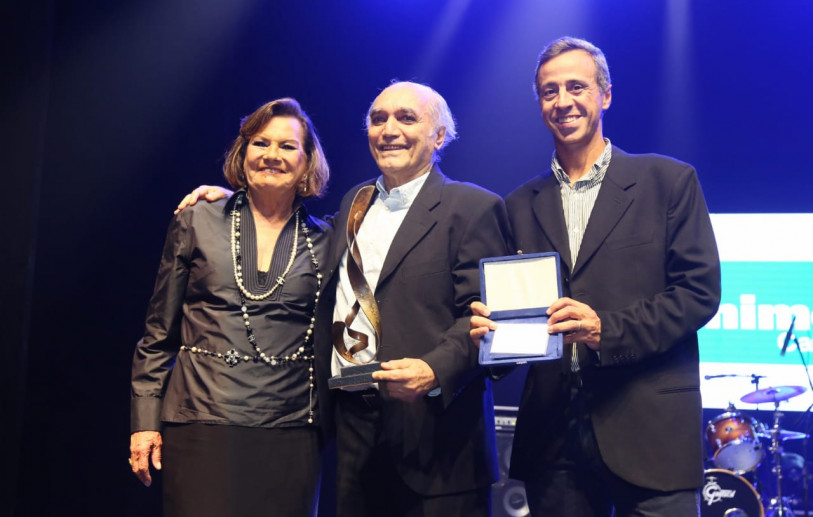 Noilton Nunes recebe Troféu Folha Seca em noite de Leoni no Trianon ...