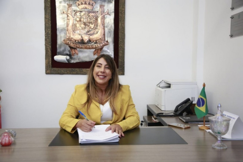 Carla Caputi propõe reajuste de 10% para os servidores de SJB Folha1 ...