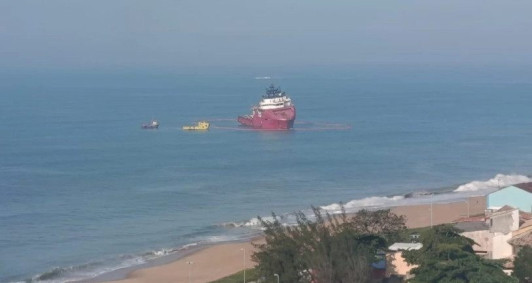 Embarcação encalha próximo à Praia Campista, em Macaé, e trabalhadores ...